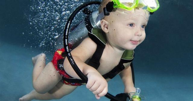 Pitici inotatori: Cele mai simpatice poze subacvatice cu bebelusi